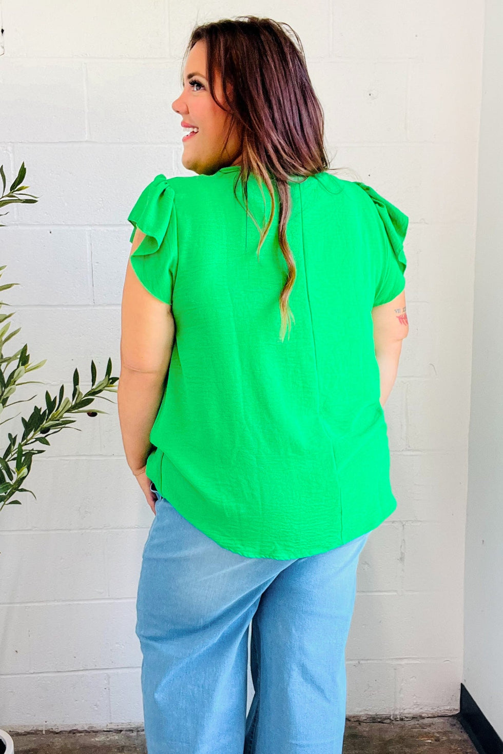 Sunny Days Kelly Green Banded V Neck Flutter Sleeve Top – Charming Charlie
