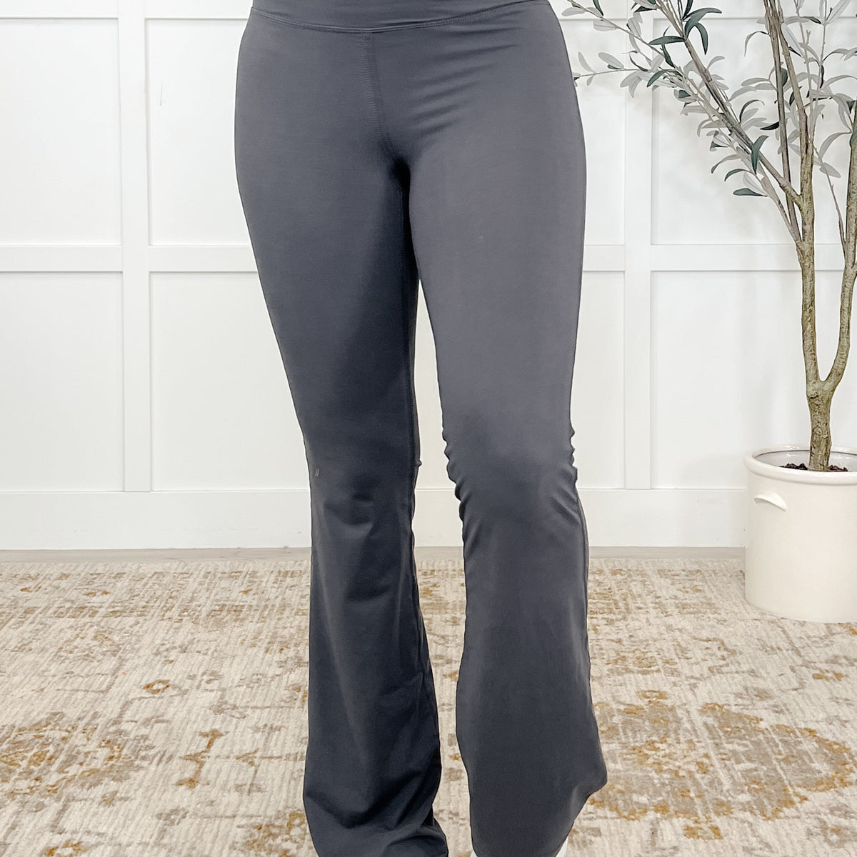 Motion Mastery Flared Yoga Pants in Titanium – Charming Charlie